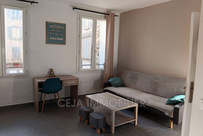 Appartement à louer - Centre Ancien, Draguignan - 2 pièces - 1 chambre