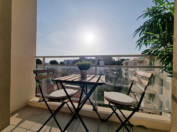 Appartement à louer - Antibes, Rastines, Super Antibes, Laval, La Fontonne - 2 pièces - 1 chambre