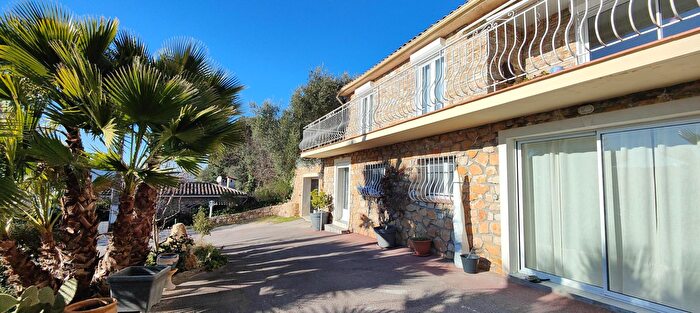 Maison à vendre - Bagnols-en-Forêt - 6 pièces - 4 chambres