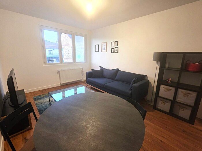 Appartement à louer - Nord Ouest, Le Mesnil-le-Roi - 2 pièces - 1 chambre