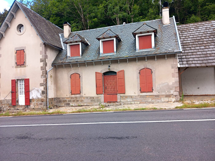 Saint-Jacques-des-Blats : Maison 6 pièces à vendre