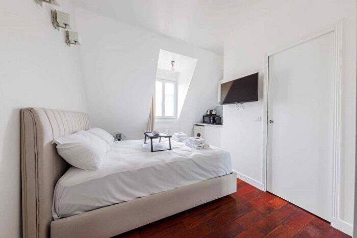 Appartement à louer - Hoche-Friedland, Paris ème arrondissement - 1 pièce