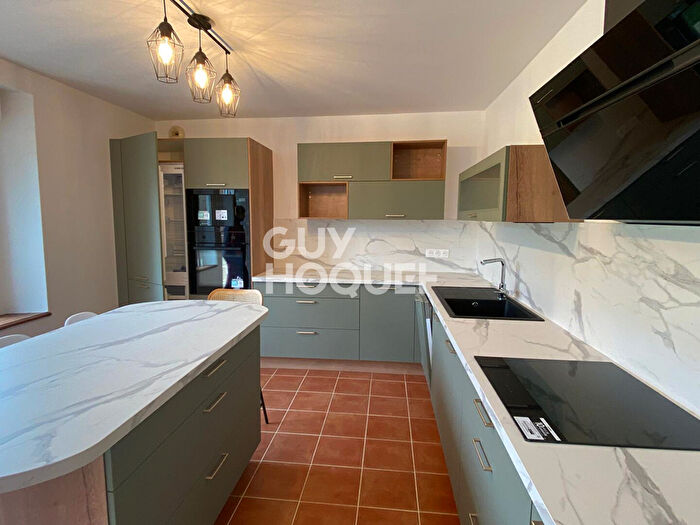 Maison 5 pièces à Isigny-le-Buat, à louer