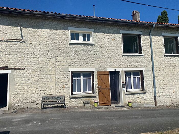 Maison à vendre - Salles-Lavalette - 5 pièces - 3 chambres