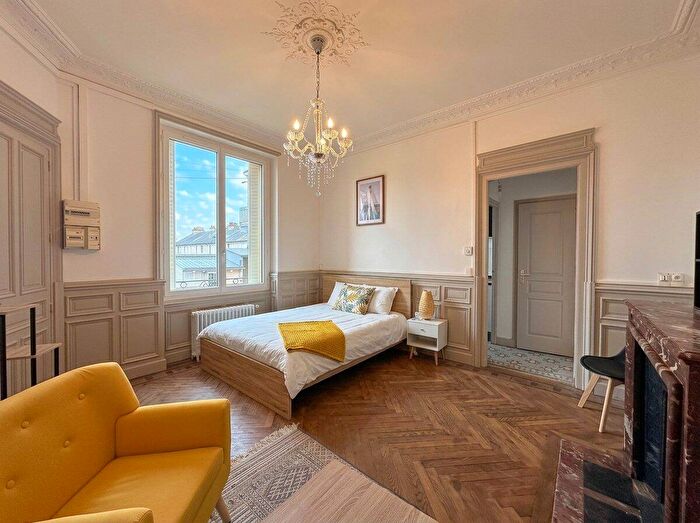 Appartement à louer - Colombier-Cité Scolaire, Vierzon - 1 pièce