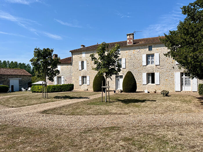 Maison 13 pièces à Saint-Groux, à vendre