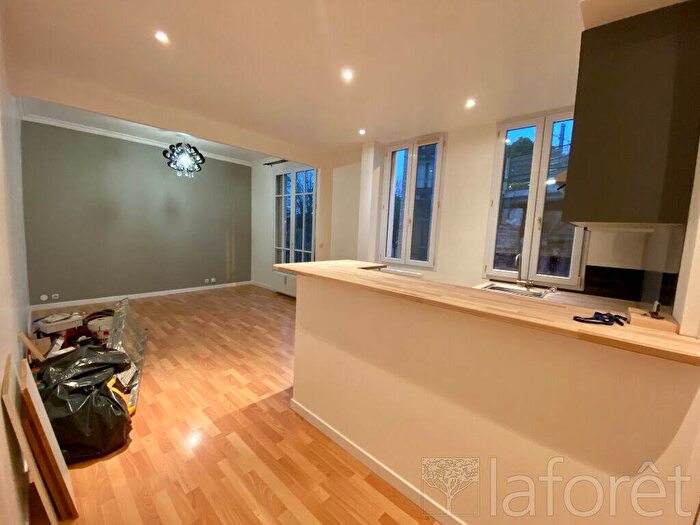 Appartement à louer - République, Suresnes - 2 pièces - 1 chambre