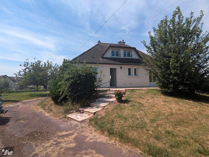 Maison 8 pièces à louer à Yèvres