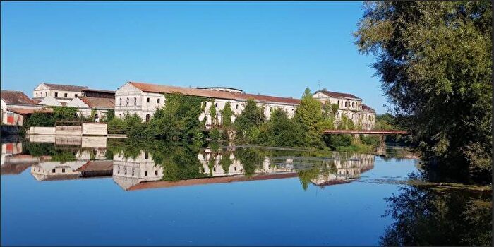 Maison à louer - Les Églisottes-et-Chalaures - 3 pièces - 2 chambres