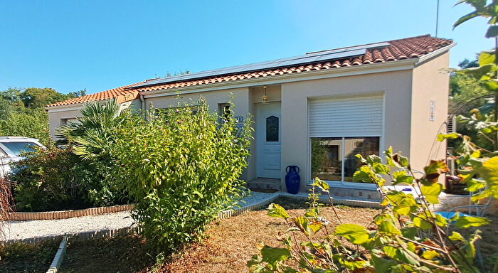 Maison 4 pièces à Saint-Pierre-Montlimart, à vendre