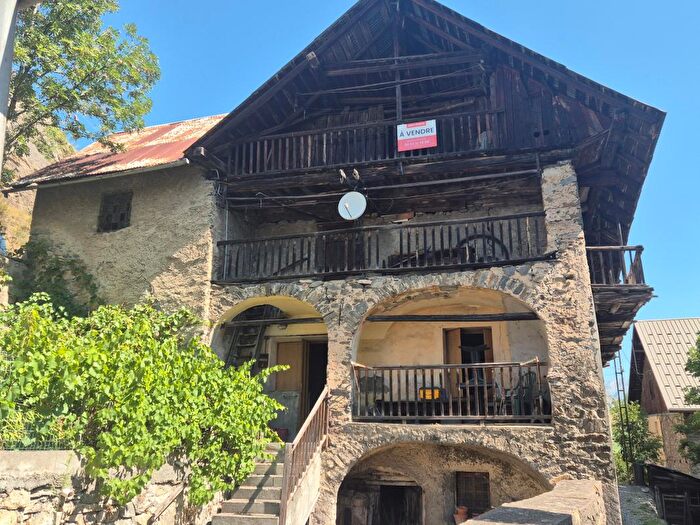 Saint-Martin-de-Queyrières : Maison 4 pièces à vendre