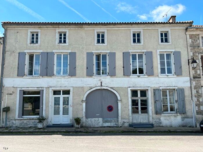 Maison à vendre - Villefagnan - 8 pièces - 4 chambres