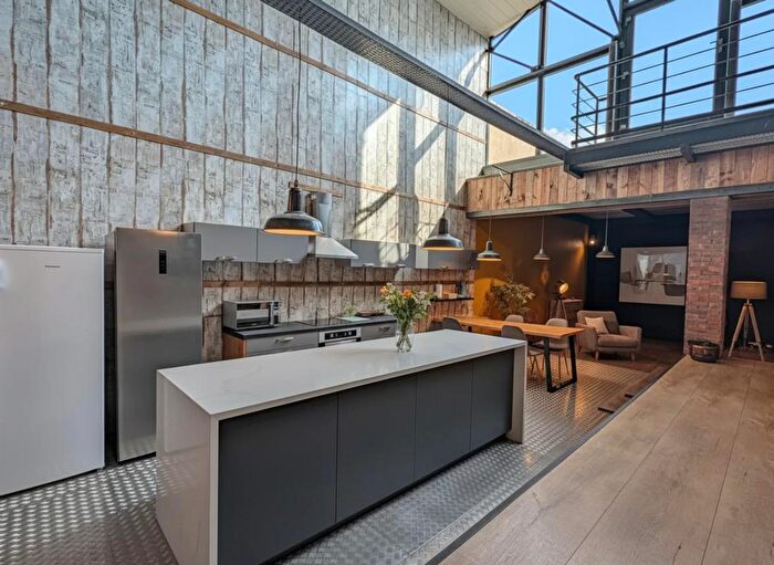 Appartement à vendre - Montceau-les-Mines, Centre-ville - 8 pièces - 4 chambres