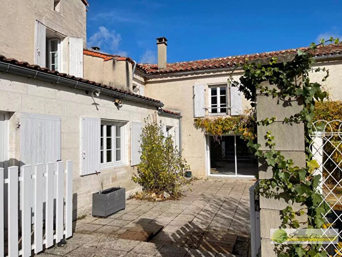 Maison à vendre - Saint-Amant-de-Boixe - 7 pièces - 5 chambres