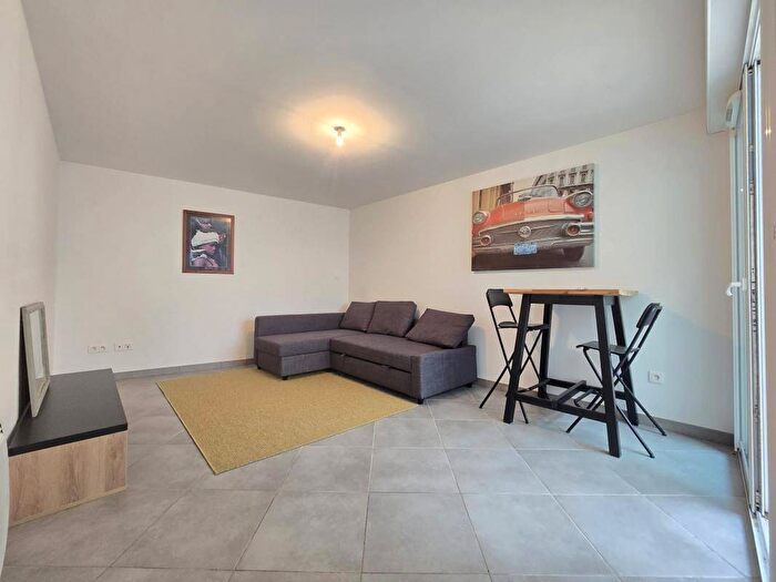 Appartement à louer - Sud Est Ouest, Pélissanne - 2 pièces - 1 chambre