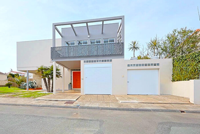 Maison à vendre - Royan, La Garenne - 6 pièces - 5 chambres