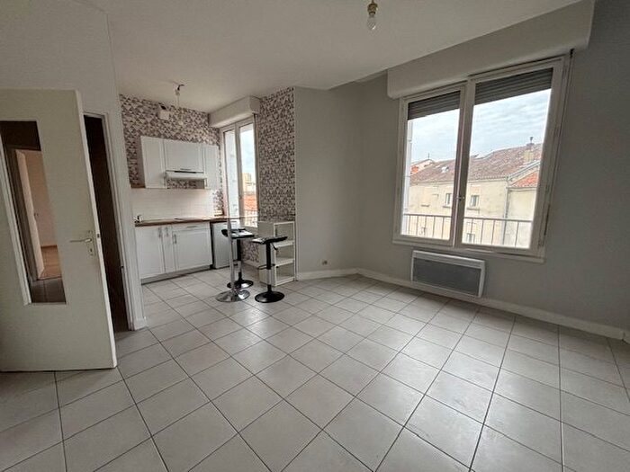 Appartement à louer - Périgueux, Centre-ville, La Gare, Saint-Martin - 2 pièces - 1 chambre