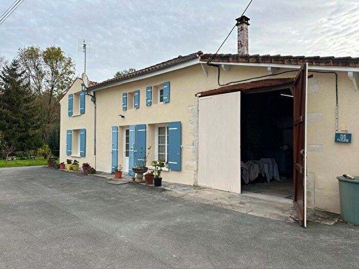 Maison à vendre - Brives-sur-Charente - 5 pièces - 3 chambres