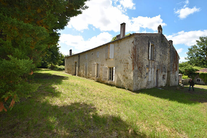 Saint-Martial-de-Vitaterne : Maison 7 pièces à vendre