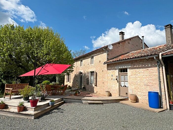 Maison à vendre - Clussais-la-Pommeraie - 6 pièces - 5 chambres