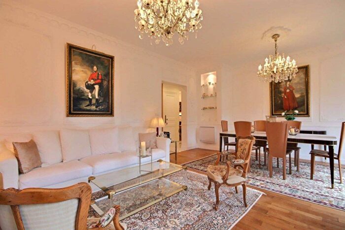 Appartement à louer - Porte Dauphine, Paris ème arrondissement - 2 pièces - 2 chambres