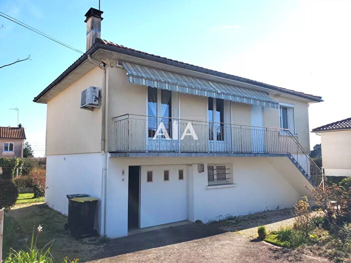 Maison à vendre - Ruffec - 5 pièces - 2 chambres