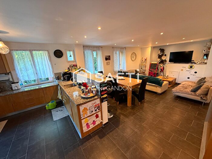 Maison à vendre - Le Châtelet-en-Brie - 9 pièces - 5 chambres