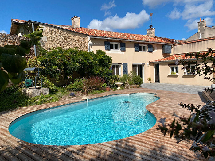 Maison à vendre - Quinçay - 5 pièces - 4 chambres