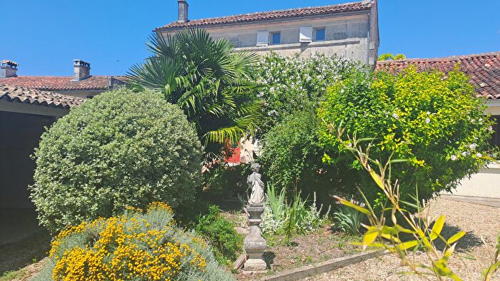 Maison 6 pièces à Saint-Même-les-Carrières, à vendre