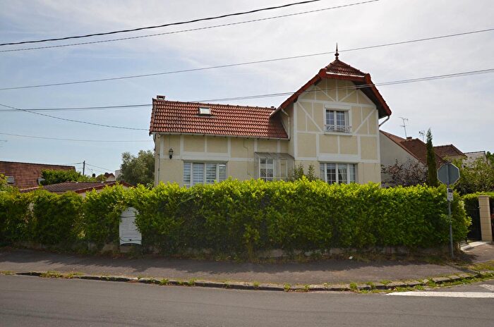 Maison 5 pièces à Sainte-Geneviève-des-Bois, Hôtel de Ville, à vendre