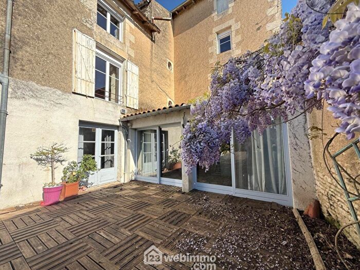 Neuville-de-Poitou - Maison 8 pièces à vendre