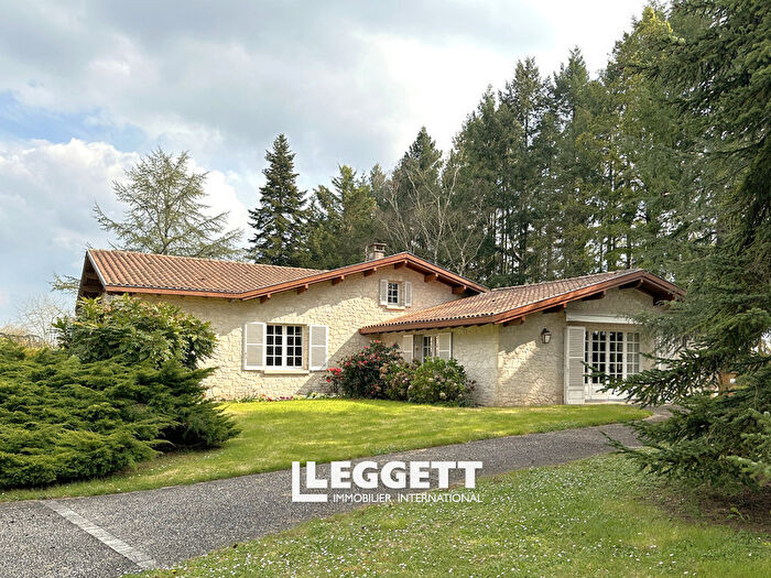 Maison à vendre - Montbron - 6 pièces - 5 chambres