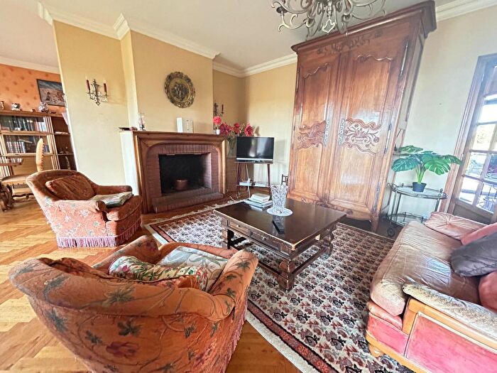 Maison à vendre - LIsle-Jourdain - 6 pièces - 4 chambres