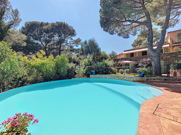 Maison à vendre - Cavalaire-sur-Mer, Centre-ville - 14 pièces - 10 chambres