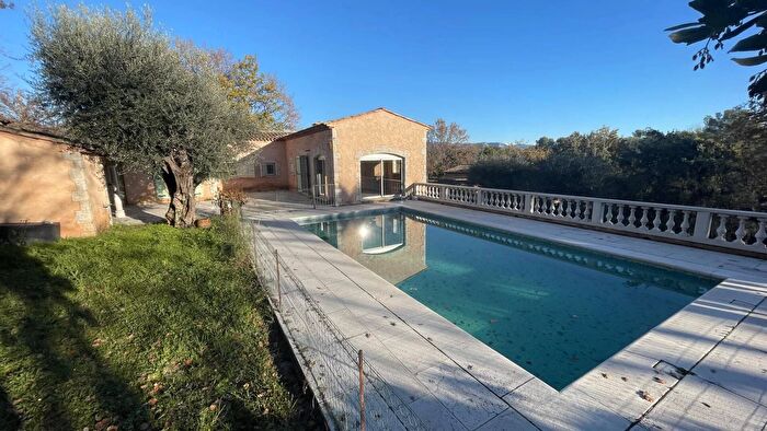 Maison à louer - Sud, Roquefort-les-Pins - 5 pièces - 3 chambres