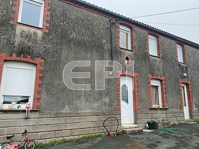 Maison à vendre - Vihiers - 5 pièces - 4 chambres