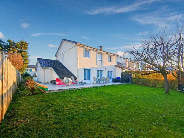 Maison à vendre - Le Mesnil-Saint-Denis - 6 pièces - 5 chambres