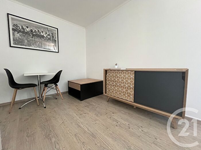 Appartement 2 pièces à Saint-Julien-les-Rosiers, à louer