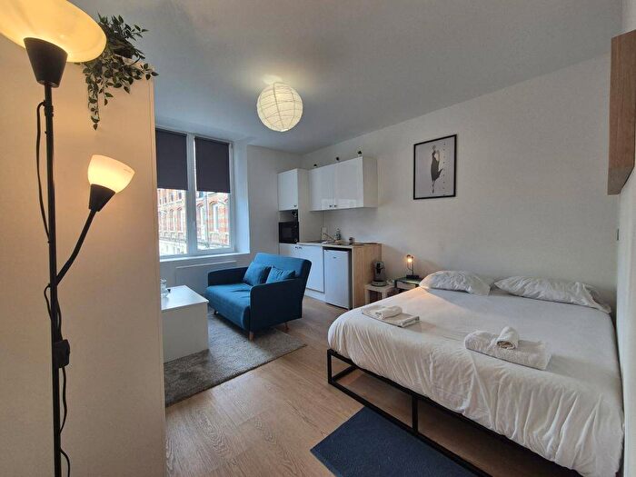 Appartement à louer - Barbâtre-Saint Remy-Verrerie, Reims - 1 pièce