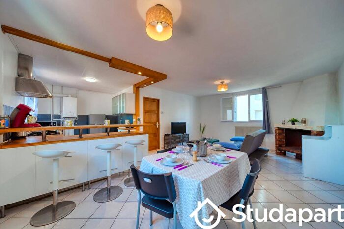 Appartement à louer - Aristide-Briand, Fontaine - 1 pièce - 3 chambres