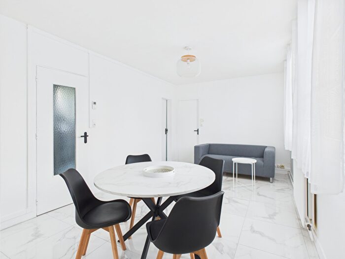 Appartement à louer - Romilly-sur-Seine, Le Trou-du-Chêne - 2 pièces - 1 chambre