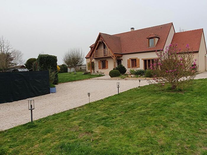 Maison à vendre - Civry-la-Forêt - 7 pièces - 5 chambres