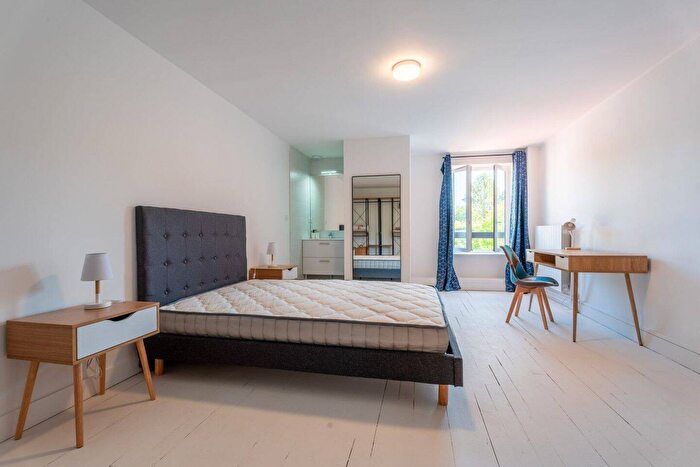 Appartement à louer - Collonges-au-Mont-dOr - 9 pièces - 8 chambres