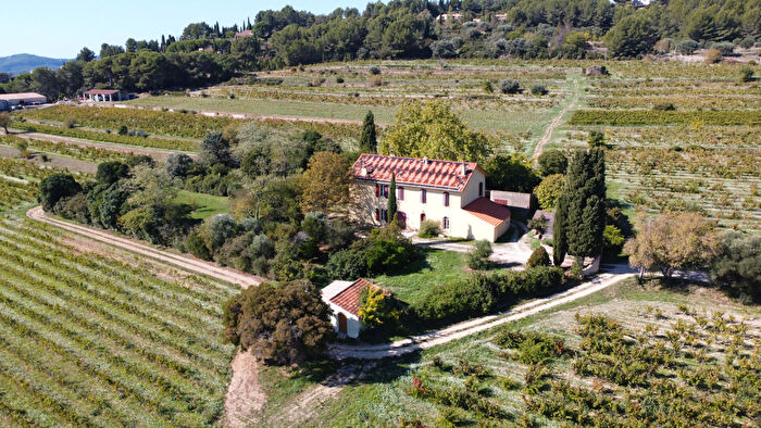 Maison à vendre - Le Beausset - 10 pièces - 8 chambres