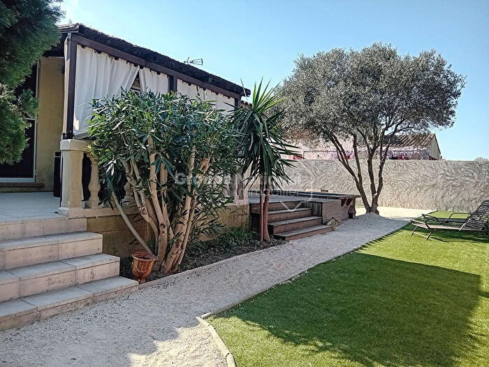 Maison à vendre - Saint-Étienne-du-Grès - 4 pièces - 3 chambres