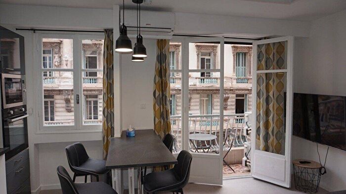 Appartement à louer - Fleurs-Gambetta, Nice - 2 pièces - 1 chambre