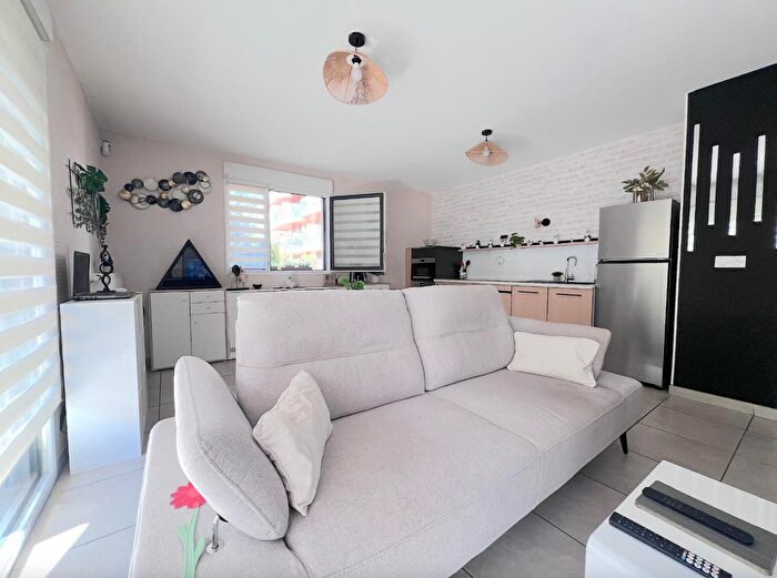 Appartement à vendre - Décines-Charpieu, Le Prainet - 3 pièces - 2 chambres