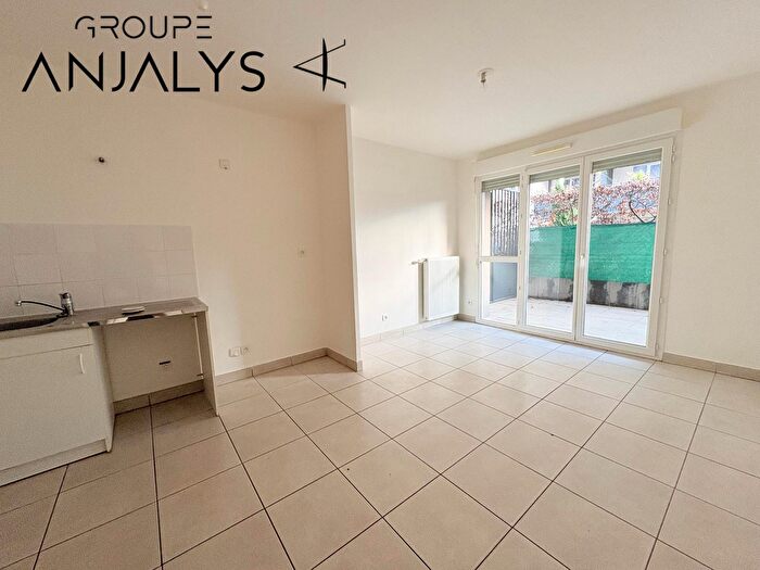 Appartement à louer - Décines-Charpieu, Centre-ville - 2 pièces - 1 chambre