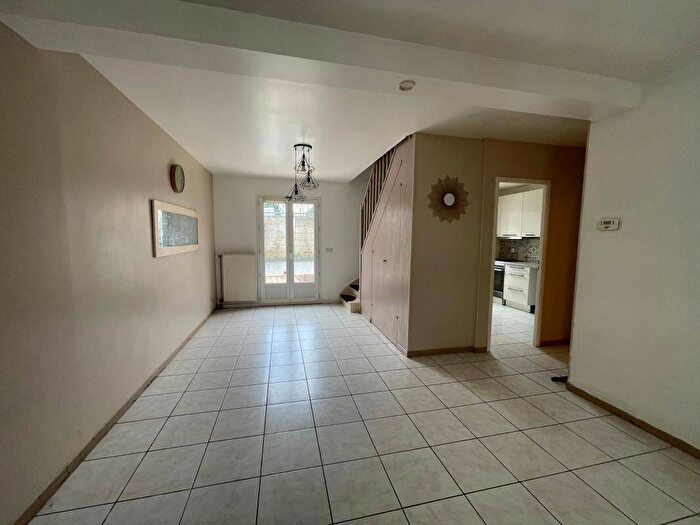 Maison à louer - Égly - 4 pièces - 3 chambres