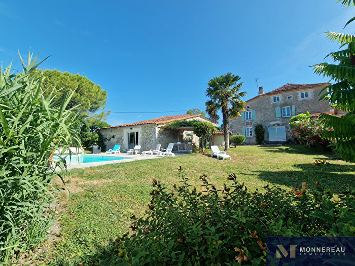 Maison à vendre - Montmoreau-Saint-Cybard - 6 pièces - 4 chambres